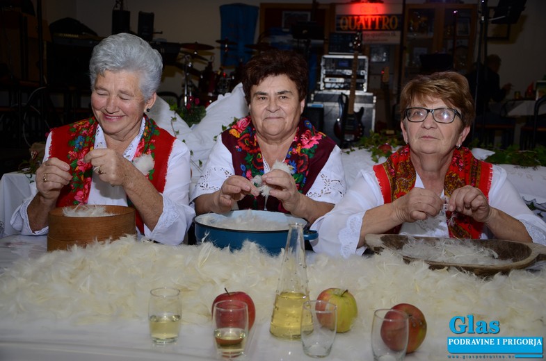 FOTO//Žene iz Bakovčice čehale perje u Starigradu - Glas Podravine