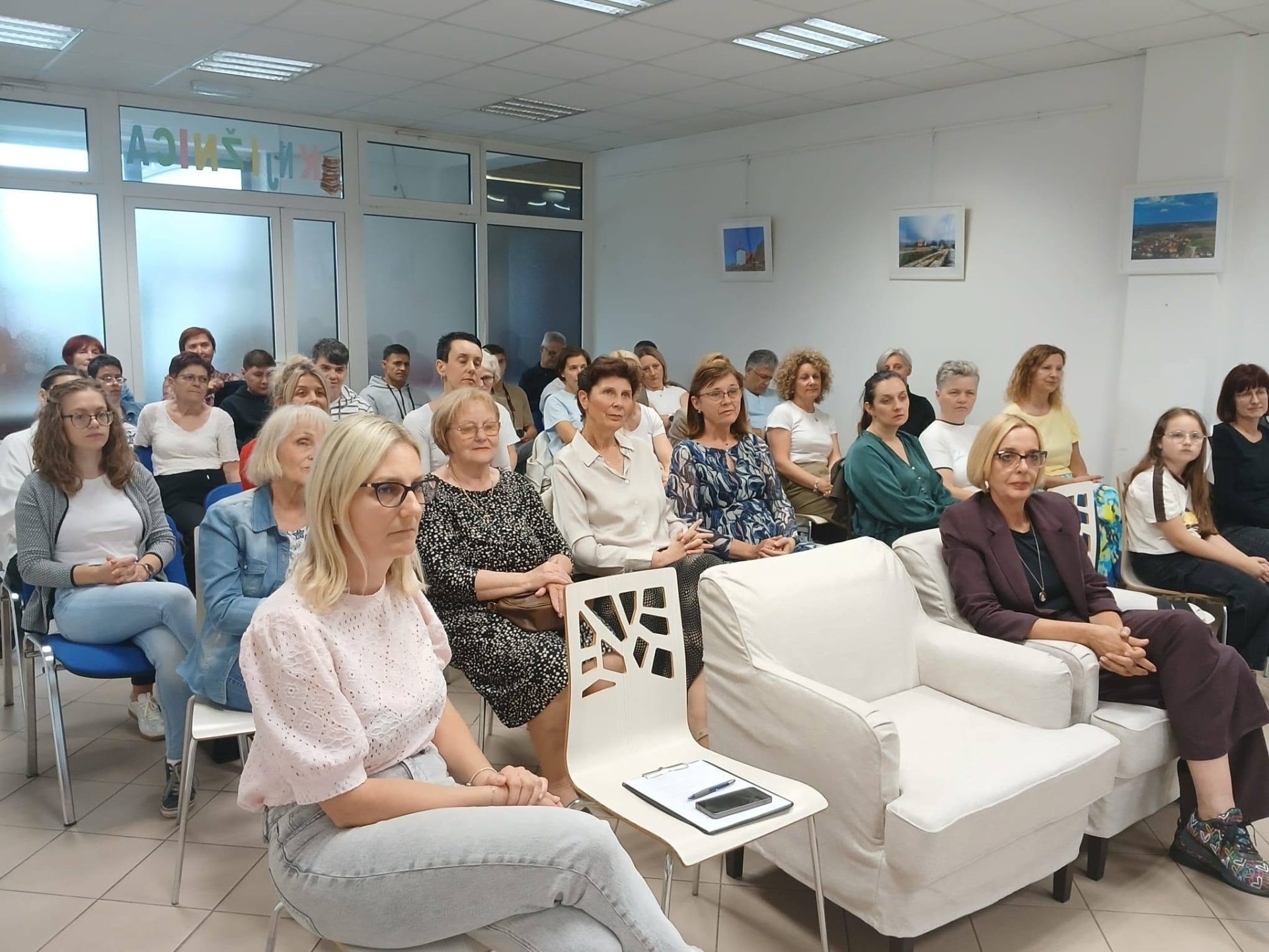 FOTO Marina Vujčić gostovala u Gradskoj knjižnici u Đurđevcu ...